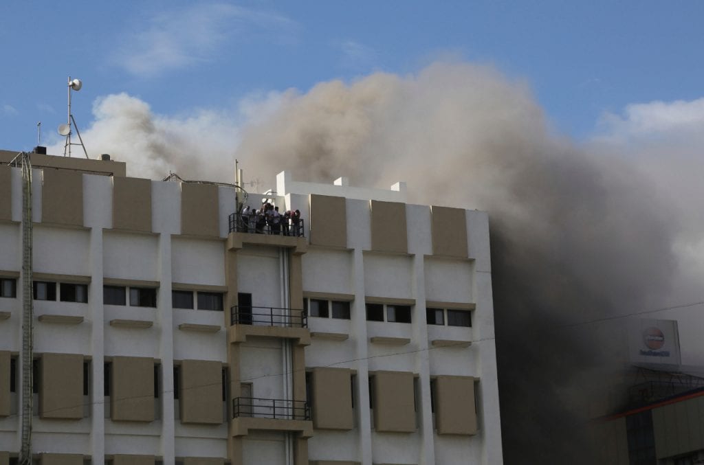 Mumbai building catches fire, 84 rescued from terrace, fireman ...