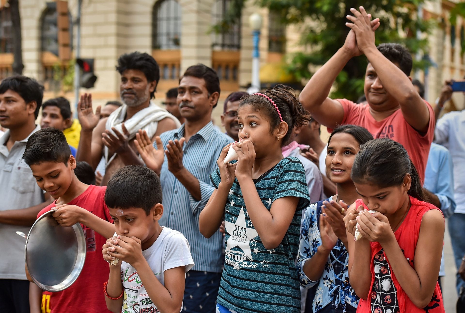 Indians unite in clap act, express gratitude for COVID fighters - The ...