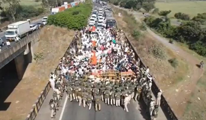 More than 300 stopped at Karnataka-Maharashtra border, leaders detained
