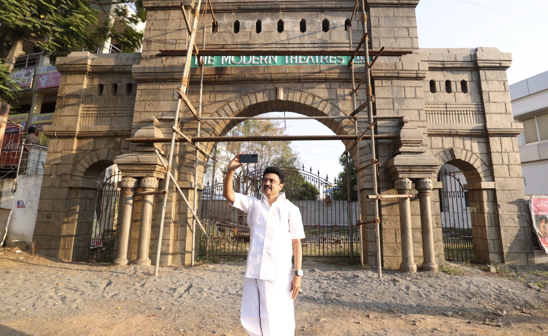 Salem's Modern Theatres is back in the news, and so is actor Kali ...