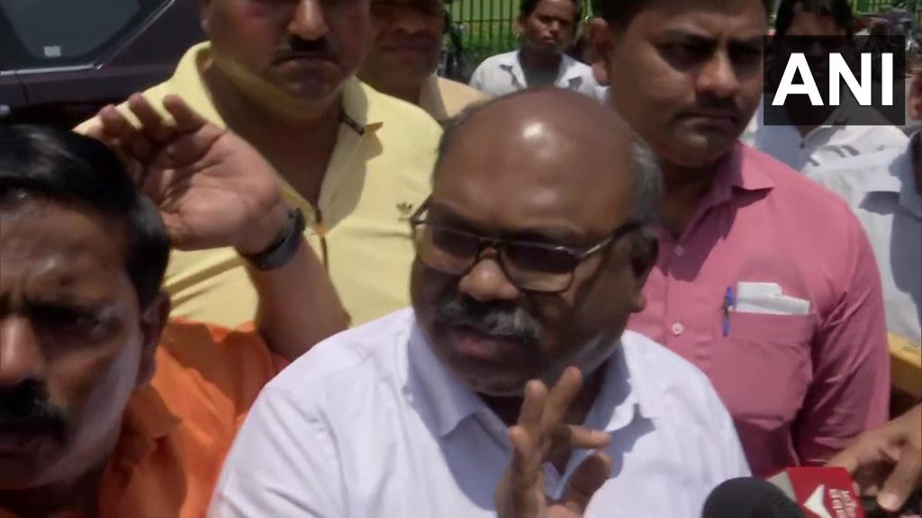 FIR against Shiv Sena (UBT)’s Anil Parab, others for assault on BMC staffer