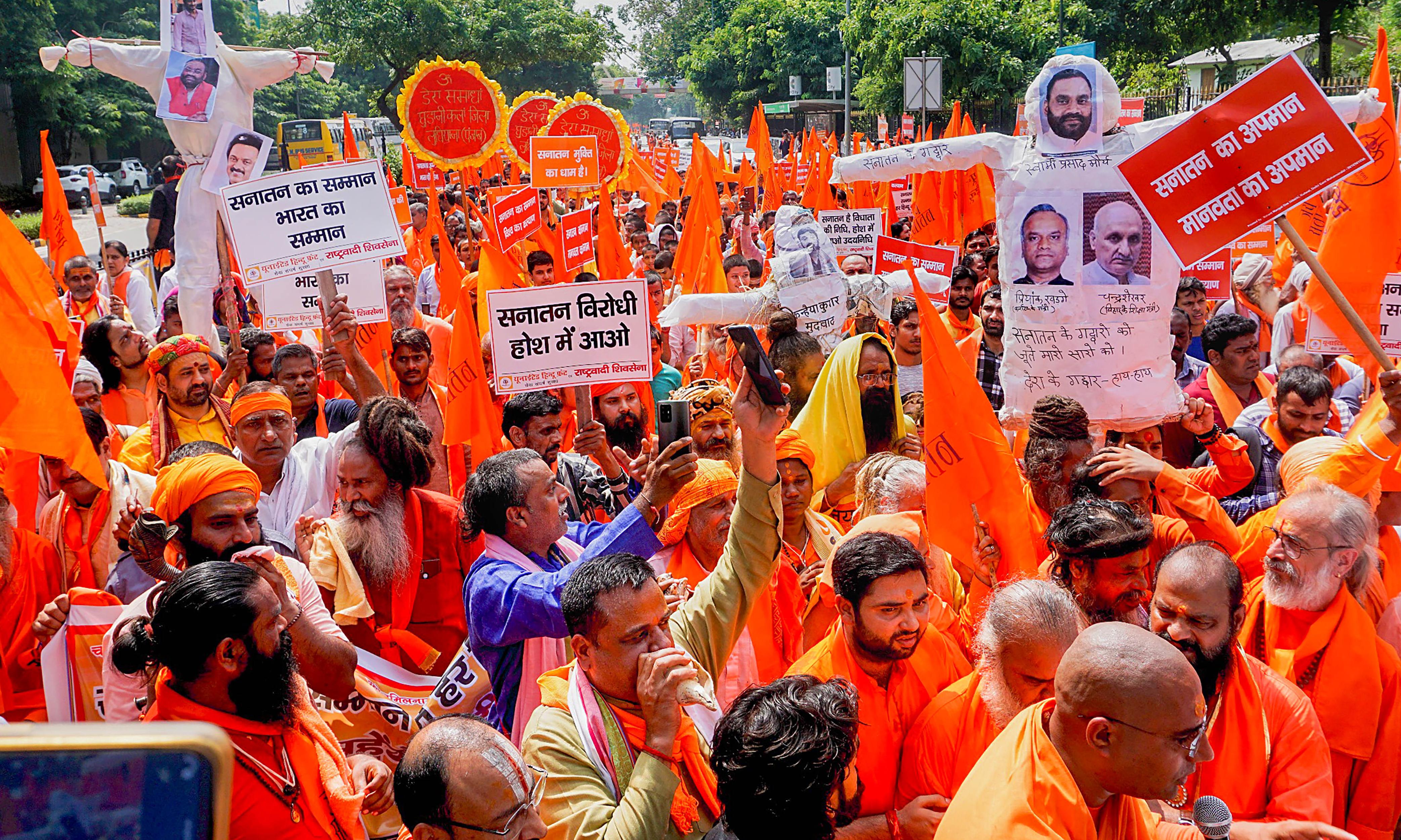 Sanatan Dharma row: Hindu saints protest in Delhi, torch effigies of ...