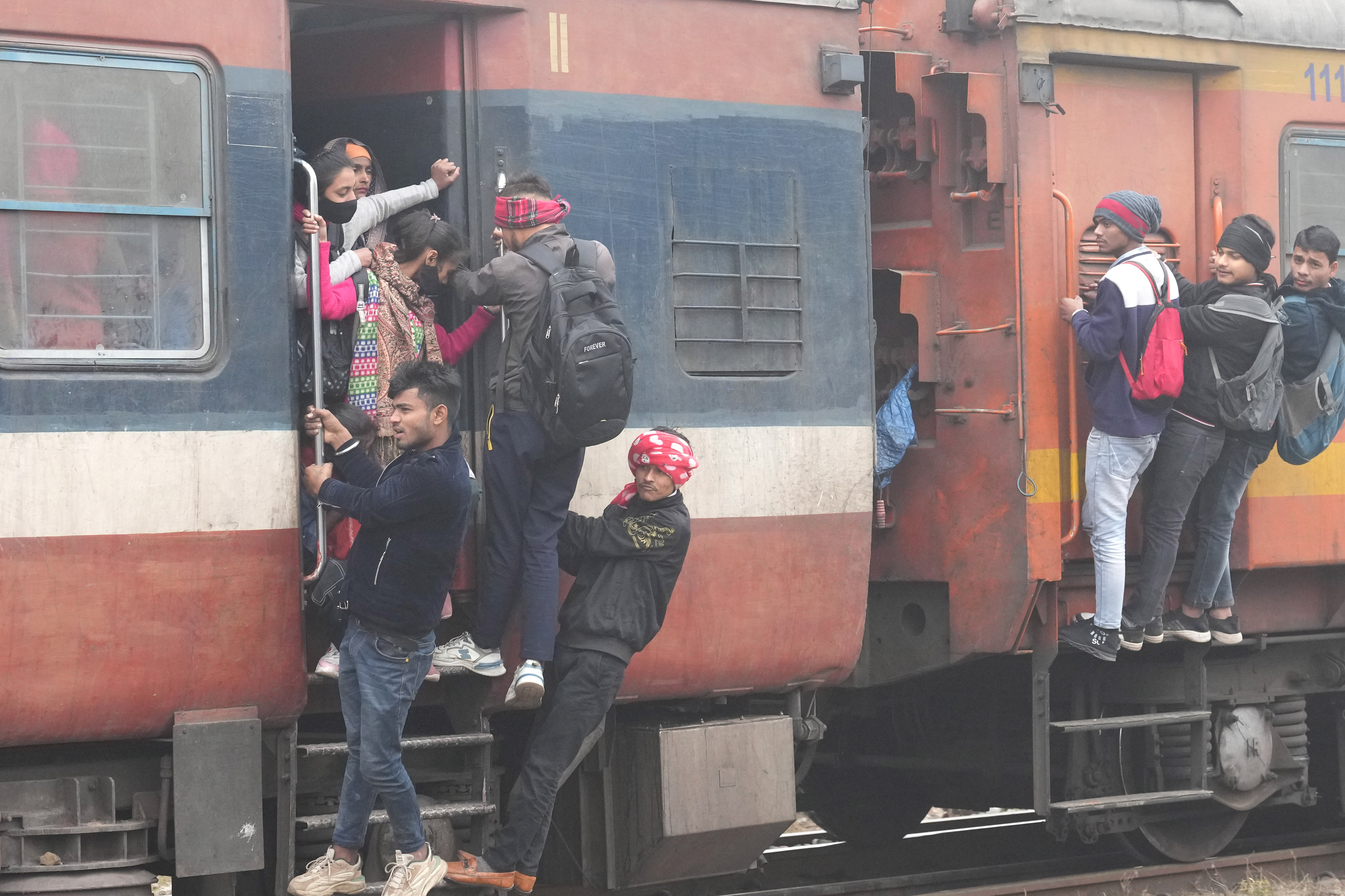 20 Delhi-bound trains delayed, city wakes up to cold morning with min ...