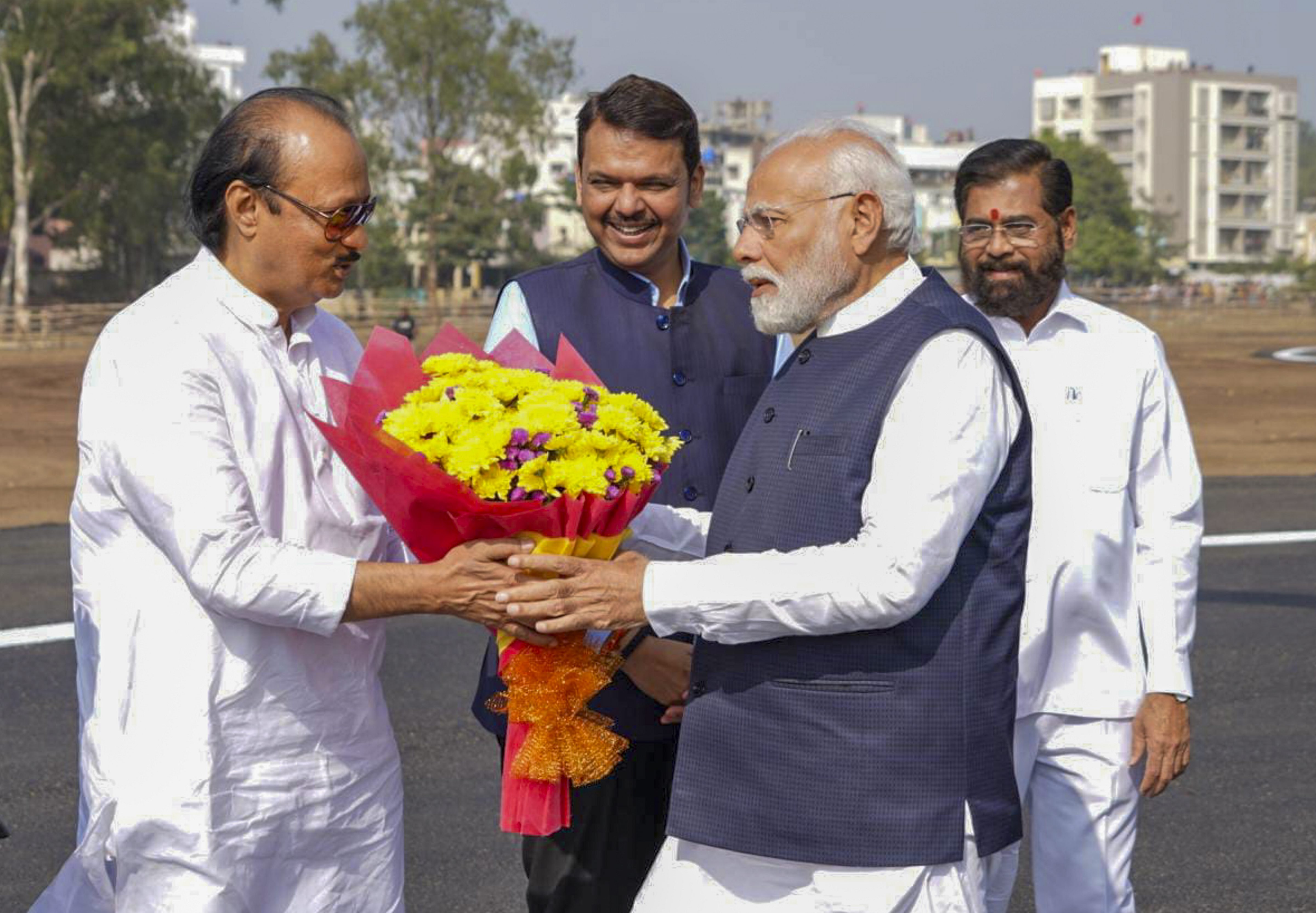 Nashik: PM Modi holds roadshow; offers prayers at Ramkund, to ...