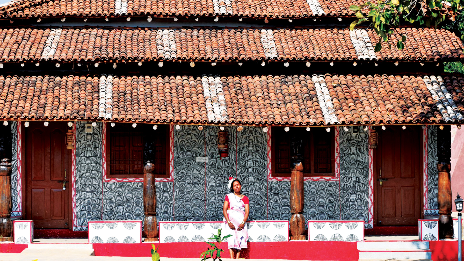 Weaved in mud and leaves, how an Oraon artist is trying to preserve her ...
