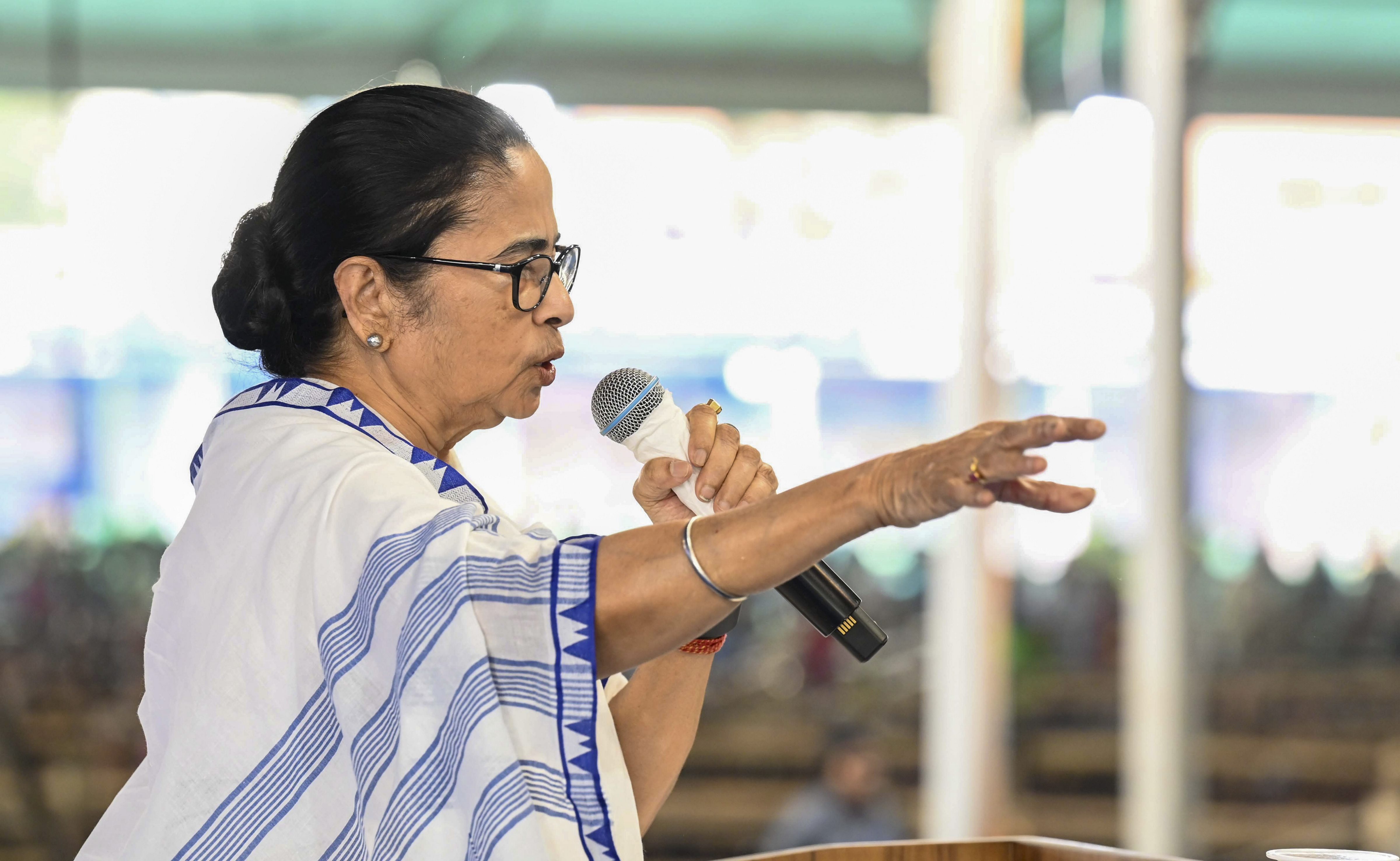 Mamata promises to build 11 lakh houses if Centre fails to clear Awas ...
