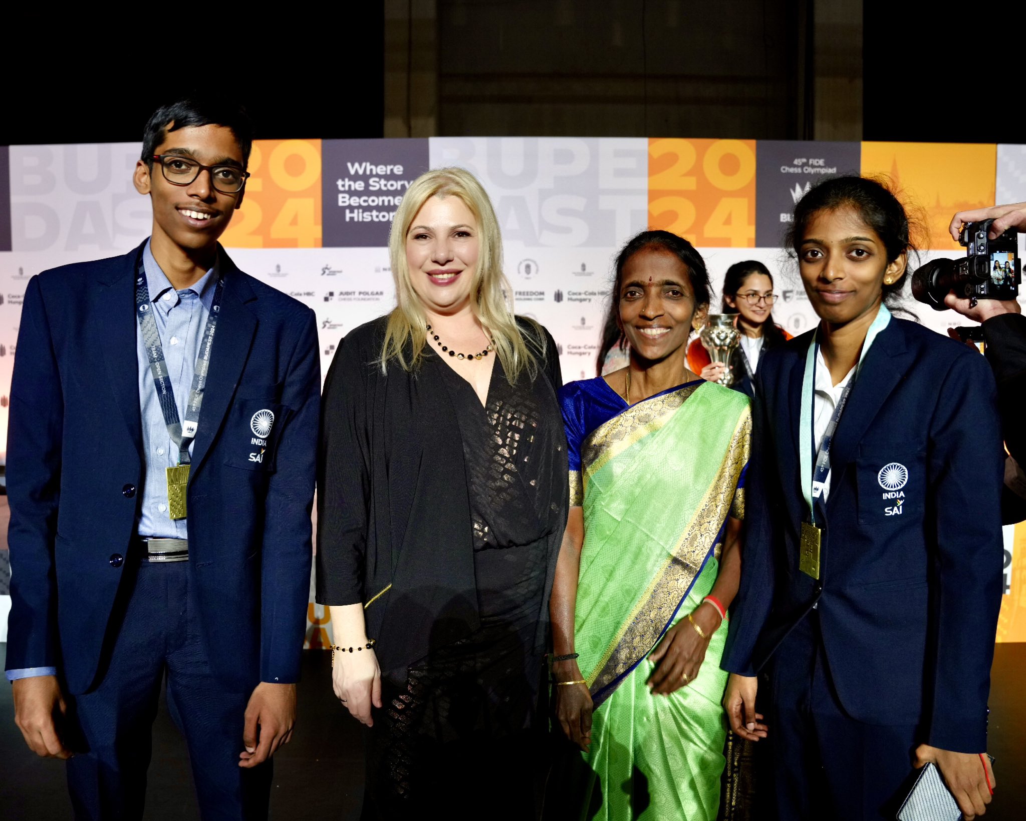 Incredible mom(ent): Susan Polgar meets ‘Amazing Chess Mom’ after India ...