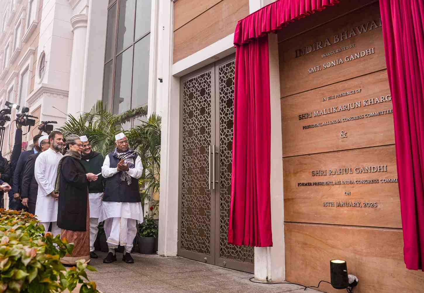 Sonia Gandhi inaugurates new Congress headquarters in Delhi