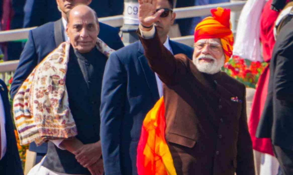 R-Day: PM Modi flaunts iconic 'turban' look again, wears yellow-red ...