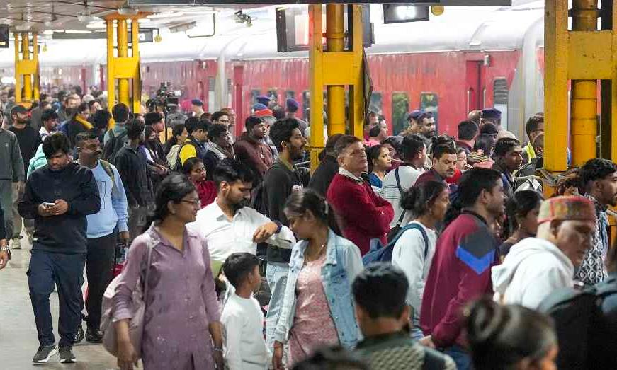 LIVE | 18 dead in Delhi stampede; railway station remains overcrowded ...