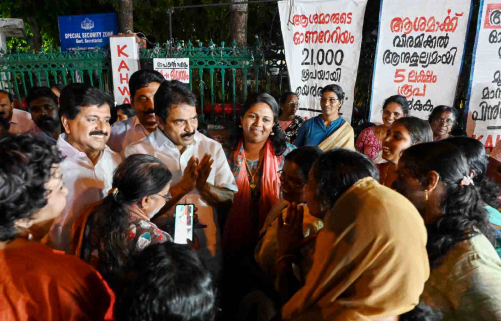 Congress takes over ASHA workers' protest against Kerala govt