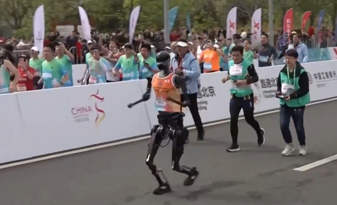 Robots in China run half-marathon alongside human competitors