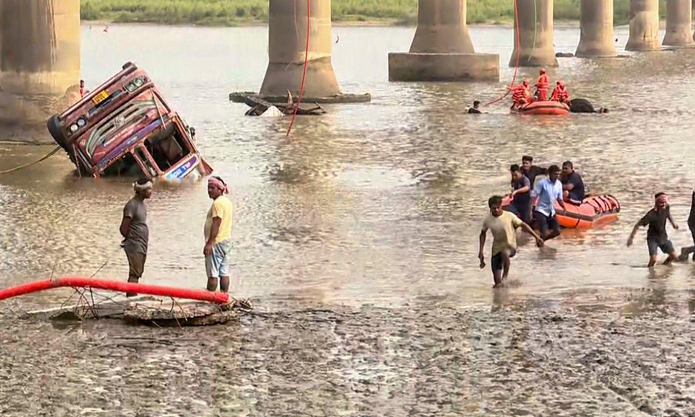 Gujarat bridge collapse: Toll rises to 20, search continues for missing man