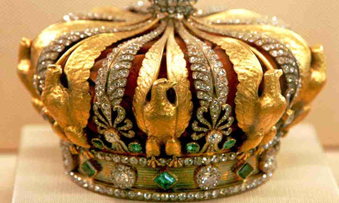 Gone in 4 minutes: How crown jewels were stolen from Louvre